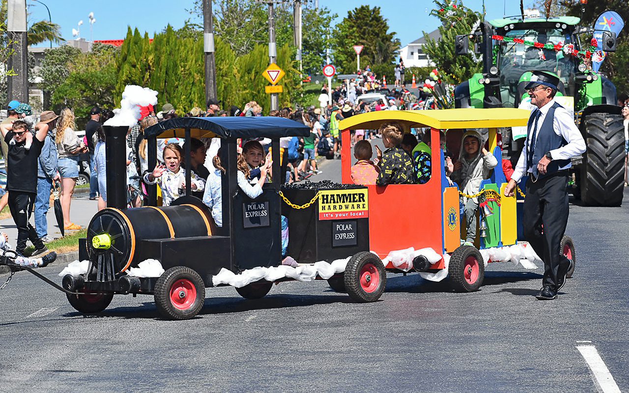 Sun shines on Wellsford parade - Local Matters