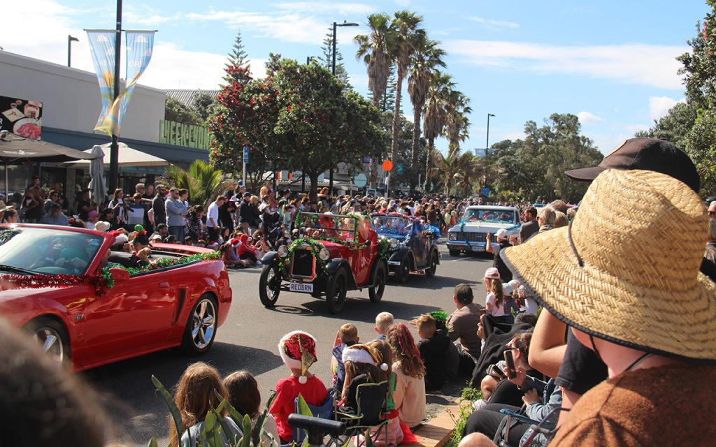 Vibrant Santa Parade brings out Coast crowds - Local Matters